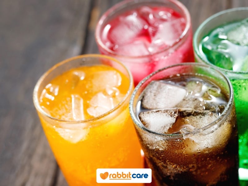 น้ำอัดลมมีประโยชน์อะไร? ดื่มมากเสี่ยงอะไรบ้าง? | แรบบิท แคร์